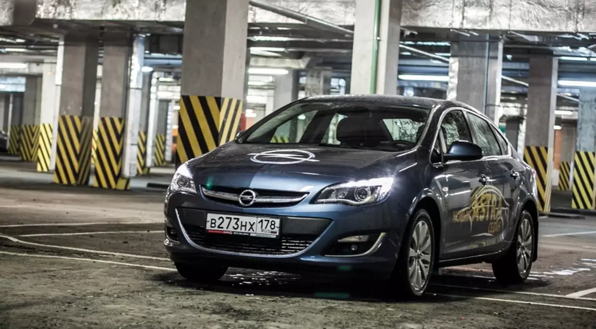 Test sürücüsü Opel Astra Sedan: Strateji bədən 19578_2