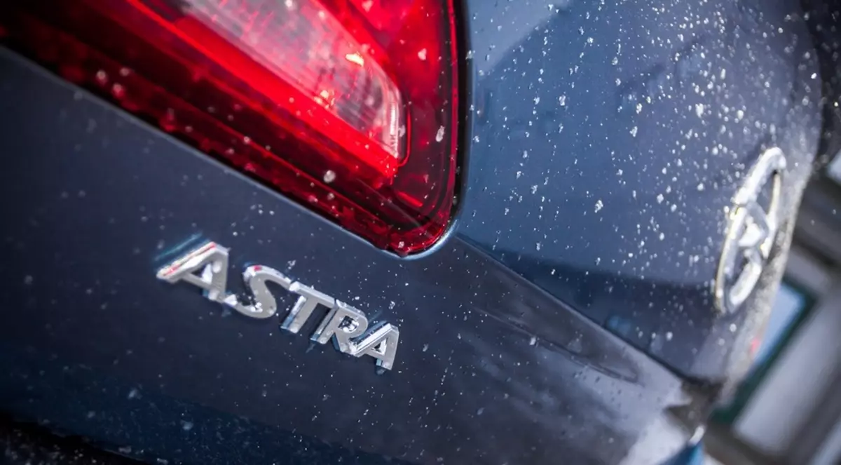 Test sürücüsü Opel Astra Sedan: Strateji bədən 19578_20