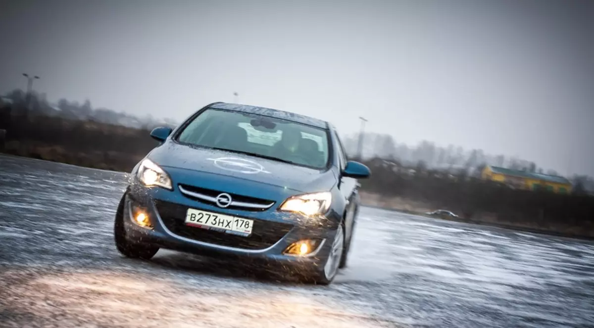 Test sürücüsü Opel Astra Sedan: Strateji bədən 19578_24