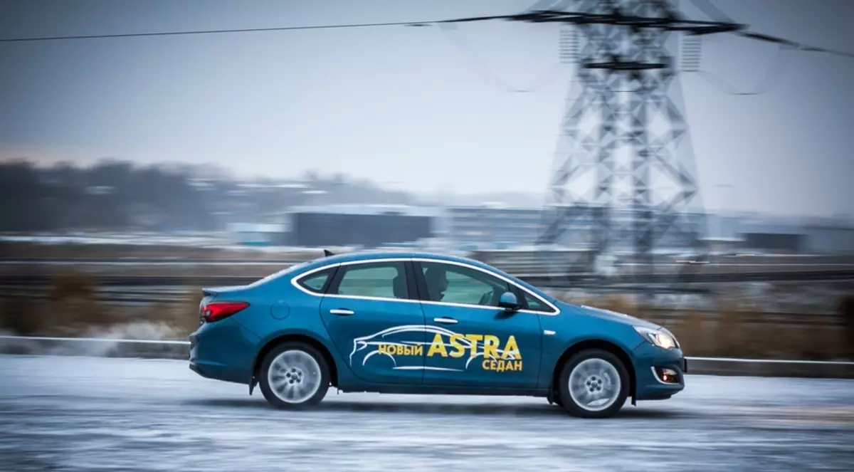 Test sürücüsü Opel Astra Sedan: Strateji bədən 19578_25