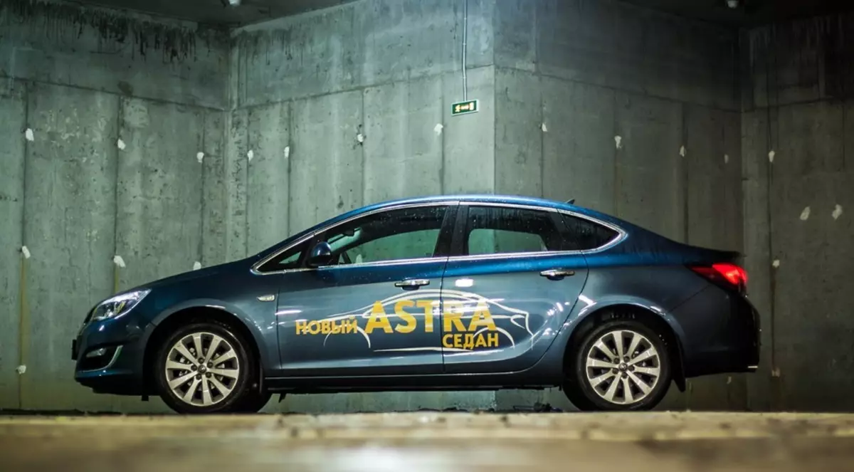 Test sürücüsü Opel Astra Sedan: Strateji bədən 19578_3