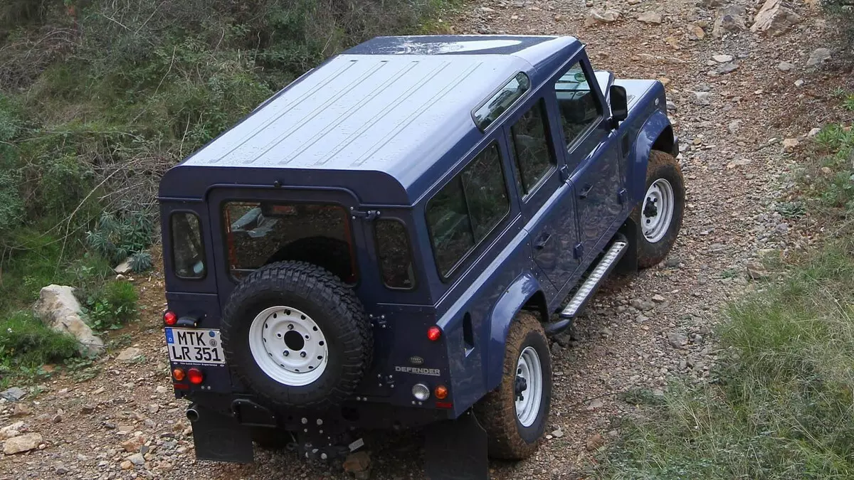 ალუმინის არ გადარჩენა: ღირს ყიდვის მიწის Rover Defender 1.5 მილიონი რუბლი 19818_2