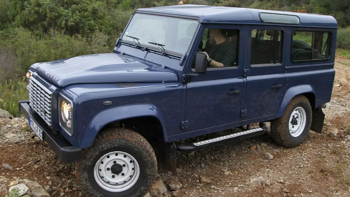 Aluminium zal niet opslaan: is het de moeite waard om Land Rover Defender te kopen voor 1,5 miljoen roebel 19818_4