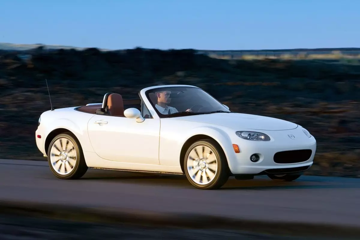 Mazda_mx-5_miatia_13.jpeg.