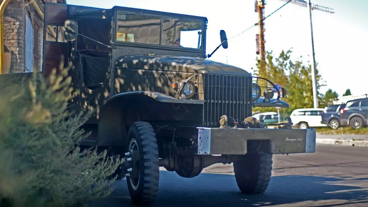 GMC CCKW 1942 og busker