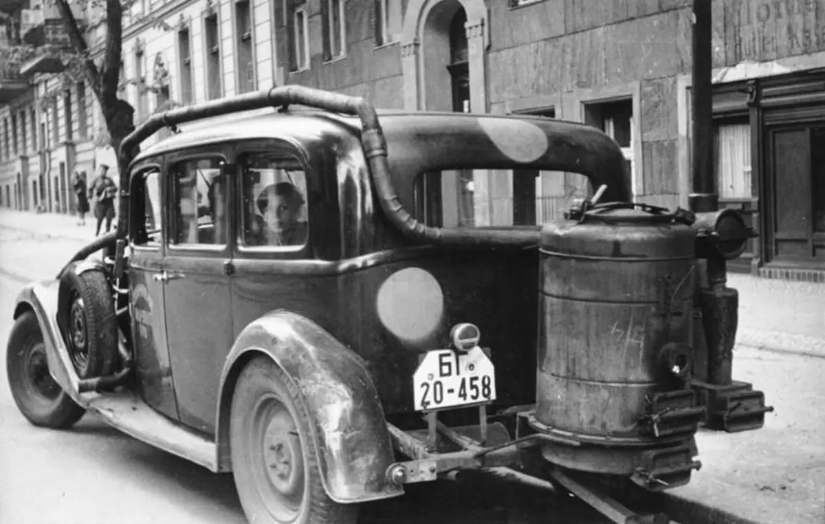 Bundesarchiv_bild_183-v00670a, _berlin, _Auto_mit_holzgasantrieb.jpg