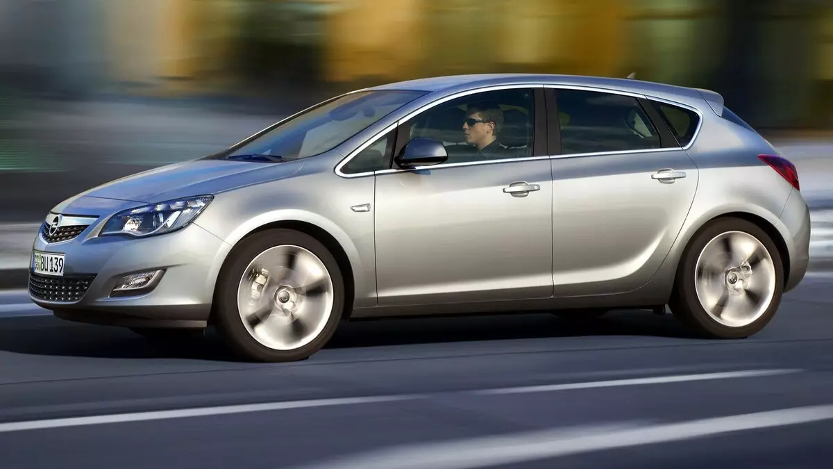 写真の中で：Opel Astra（j）2009-12