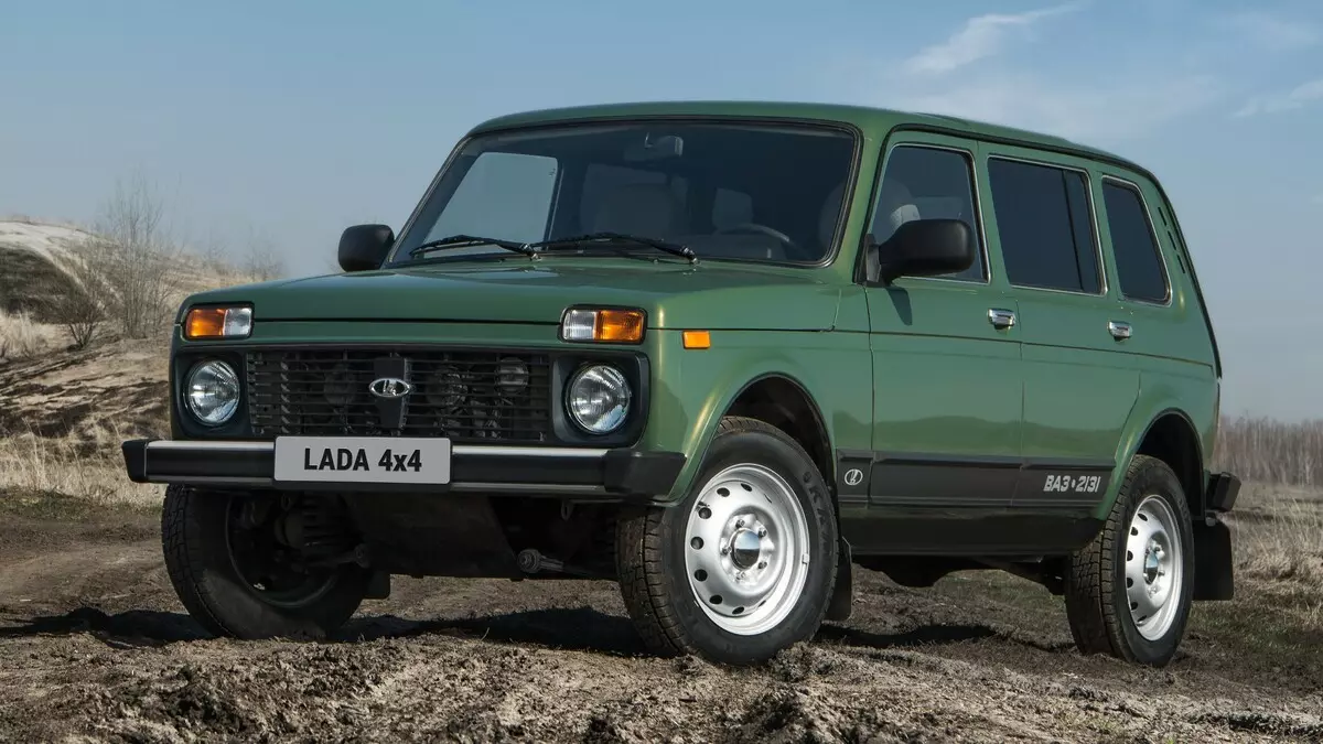 在照片中：Lada 4x4