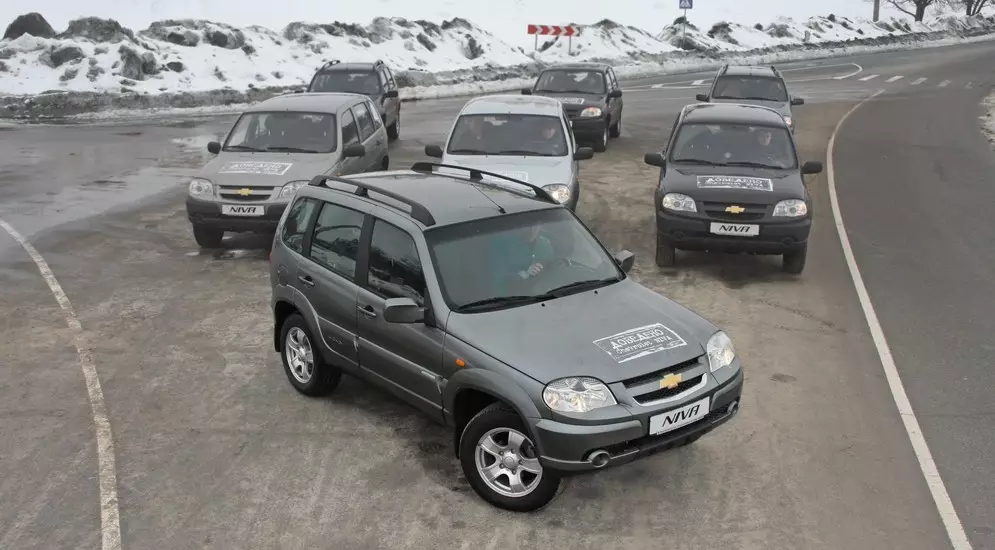 Lada 4x4 na Chevrolet Nịva: Gịnị bụ ọdịiche na ihe dị iche? 20070_6