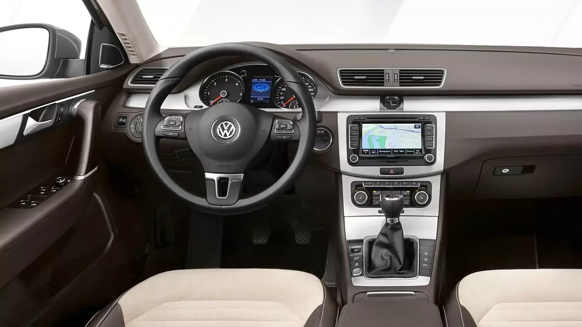 Ao amin'ny sary: ​​Torpedo Volkswagen Passat TSI (B7) '2010-14