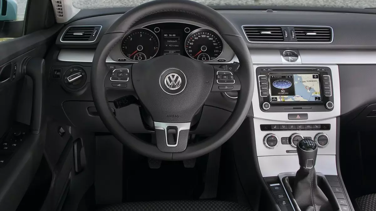 VW Passat B7 kun kilometraĵo: Punkta rusto kaj elektristo, kiu estas pli bone ne tuŝi 20082_15