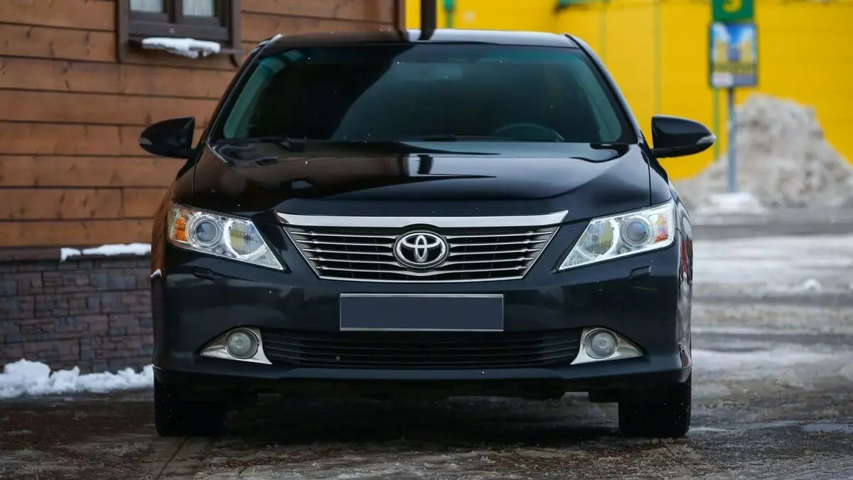 Toyota Camry XV50 pẹlu maili: Awọn oloro ati gbigbe 20087_8