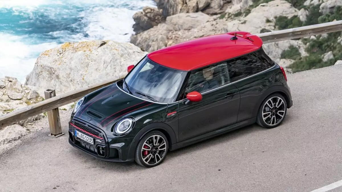 Mini Ažurirano John Cooper radi: grijani upravljač i LED optika 20104_4