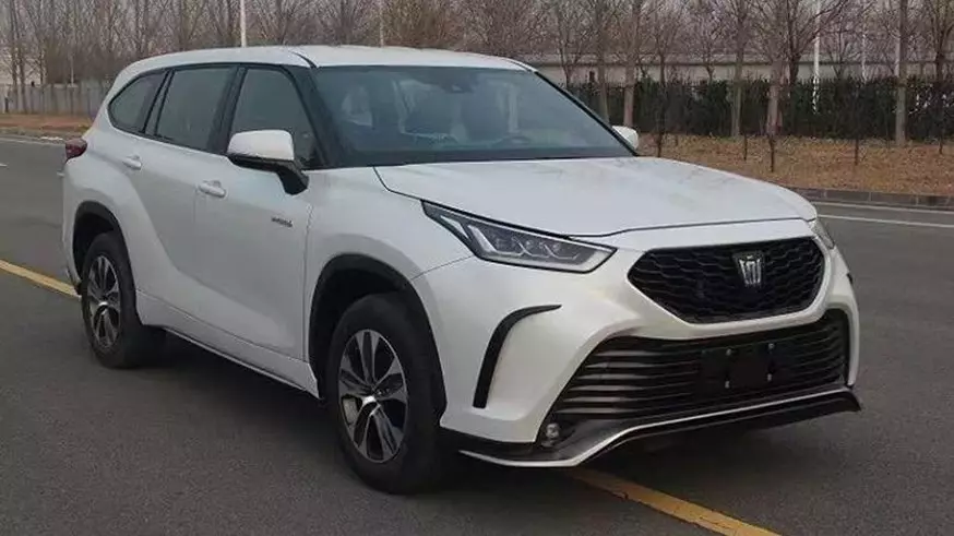 Toyota Crown Crossover, ол ресейліктерге бұрыннан таныс: қазір «Live» фотосы 20197_2