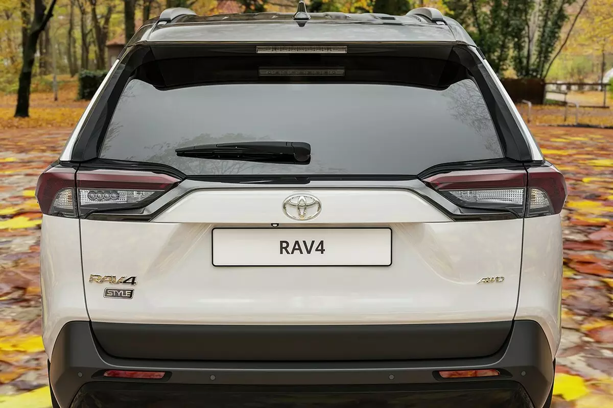 Toyota RAV4 Vene Föderatsioonis: nüüd kahevärviline keha ja uus interjööri viimistlus 20211_3