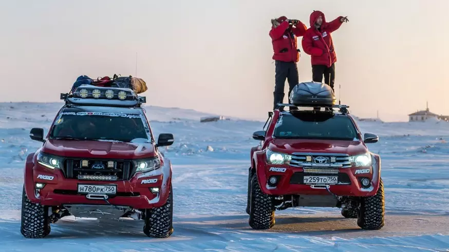 D'éirigh le Toyota Hilux agus CRUER CRUER PRADO turas 