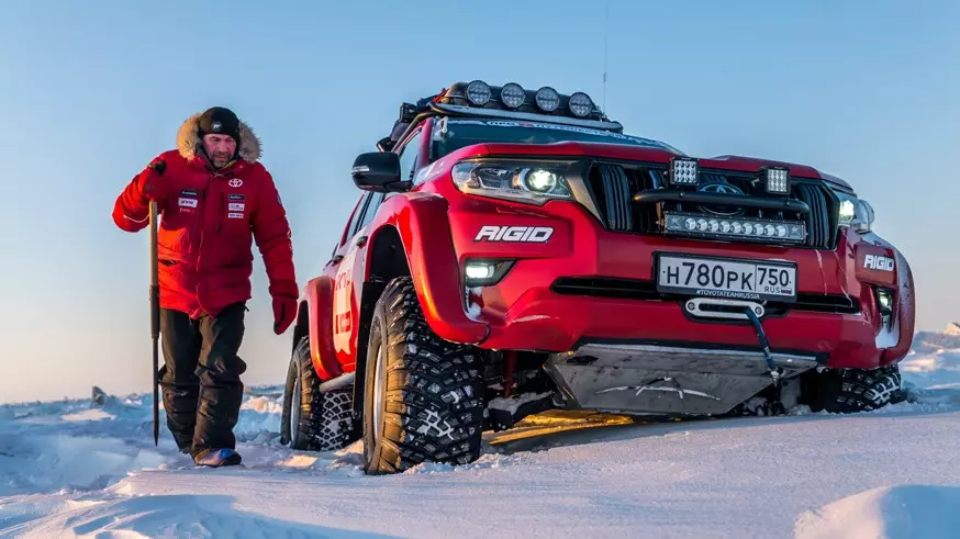 D'éirigh le Toyota Hilux agus CRUER CRUER PRADO turas 