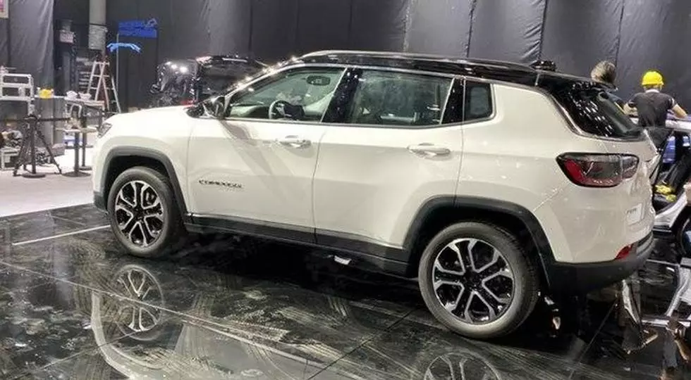 Updated Jeep Compass revealed ahead of schedule: modest changes outside and removed salon 20269_7