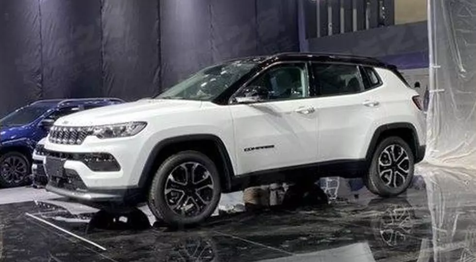 Updated Jeep Compass revealed ahead of schedule: modest changes outside and removed salon 20269_8