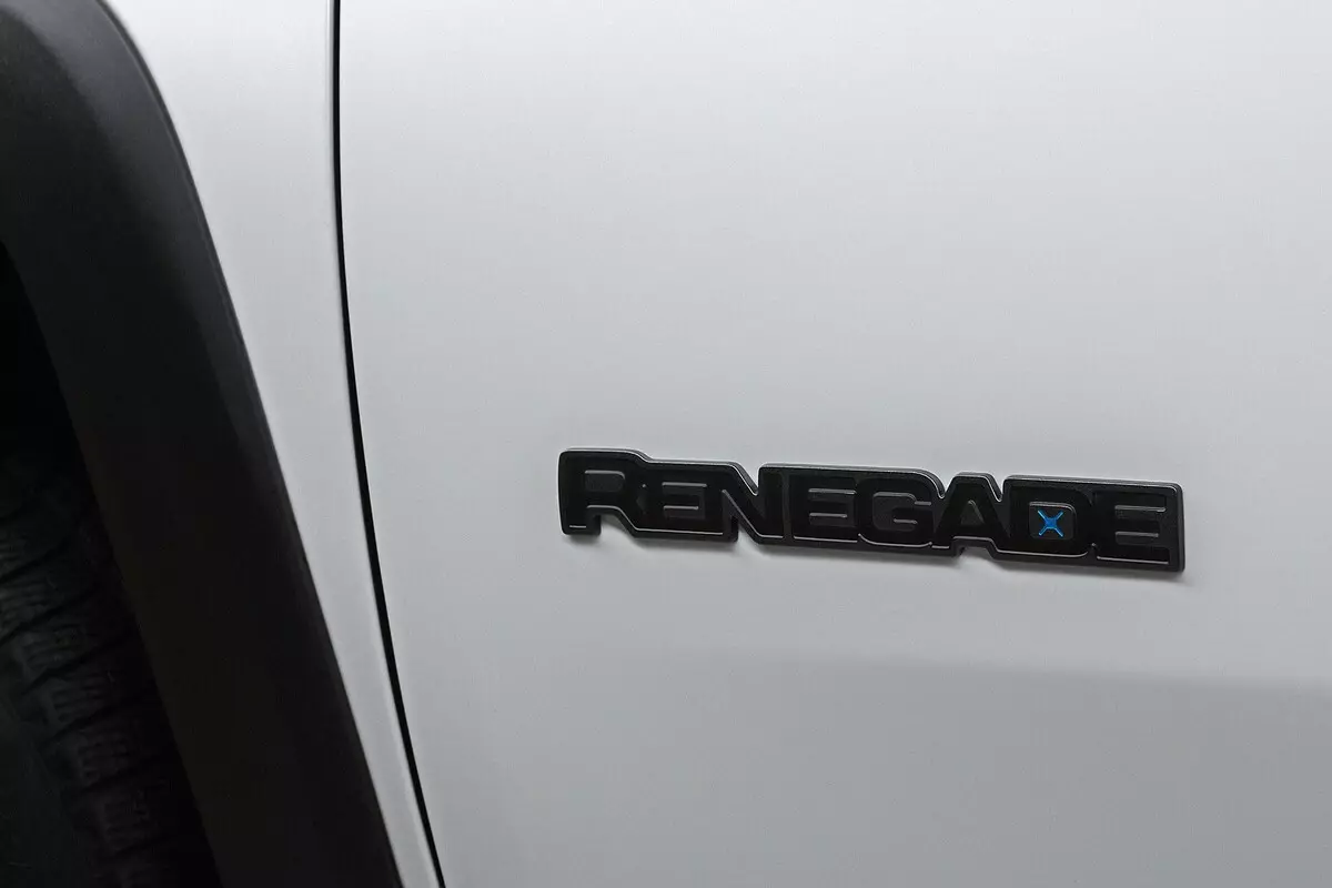 ทำความสะอาดไดรฟ์ด้านหลัง: Jeep Renegade และเข็มทิศมี 4XE รุ่น 20296_7