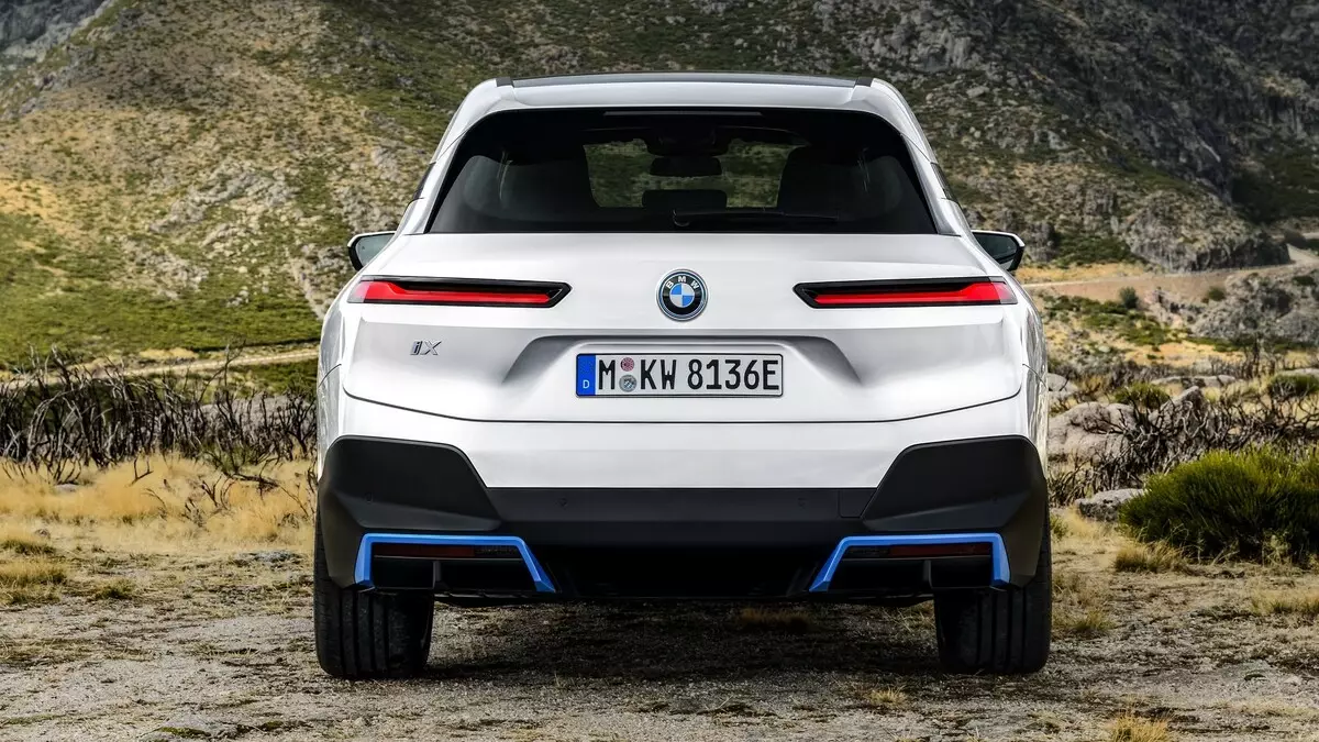 BMW zeigte serielle Liftbek I4 und teilte die Details über die Crossover IX 20317_29