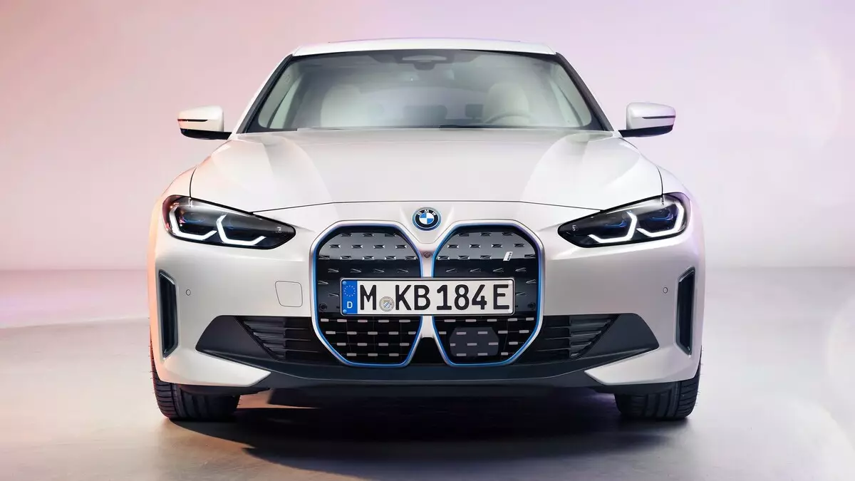BMW zeigte serielle Liftbek I4 und teilte die Details über die Crossover IX 20317_34