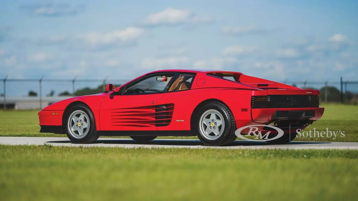 Den legendariske Ferrari Testarossa med en lille kilometertal er sat til salg 20354_1