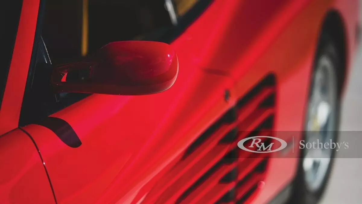 Den legendariske Ferrari Testarossa med en liten kjørelengde er satt opp til salgs 20354_10