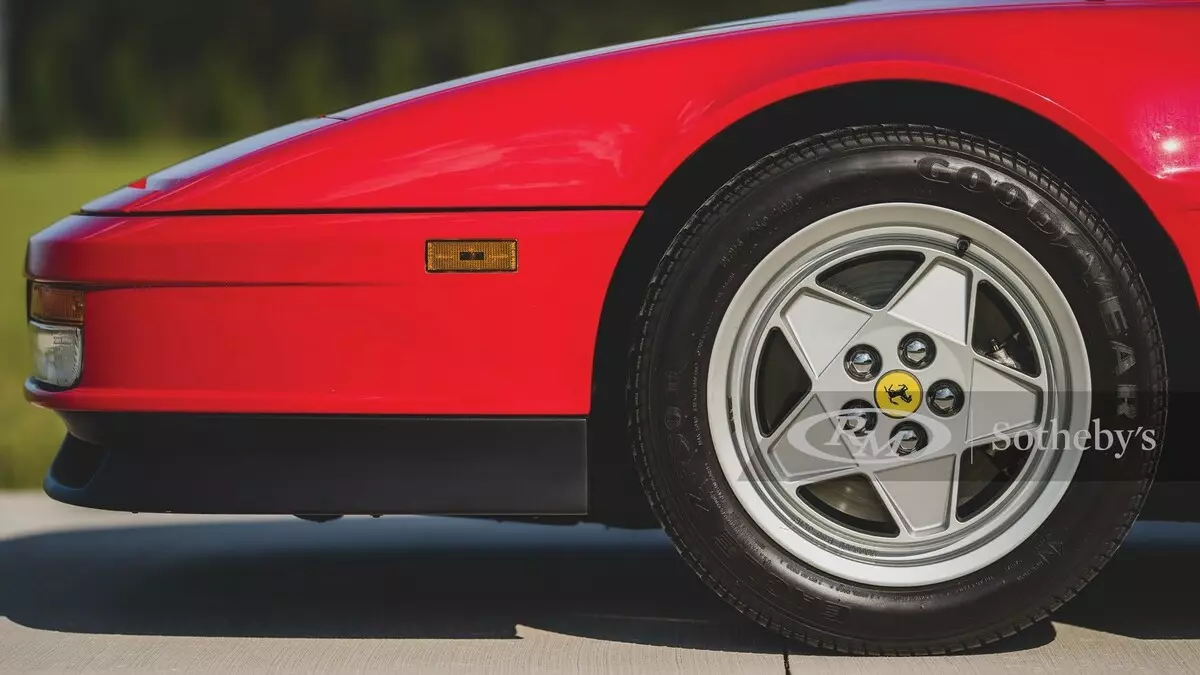 Легендарна Ferrari Testarossa з маленьким пробігом виставлена ​​на продаж 20354_7