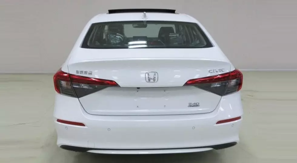 Σειριακό νέο Honda Civic: Mark περιορίζεται σε μία φωτογραφία, αλλά το sedan έχει αποκαλυφθεί καιρό 20471_5