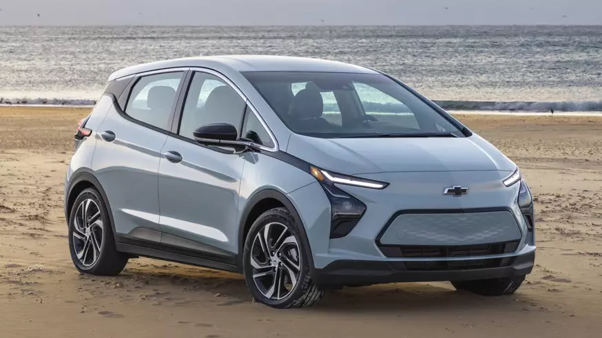 Punonjësit e Shtetit Amerikan: Në Chevrolet përditësuar Bolt EV dhe paraqiti një kryqëzim bazuar në të 20543_1