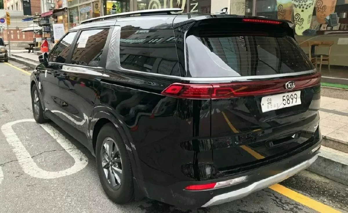 Der neue Minivan Kia-Karneval ohne Tarnung erschien auf dem 