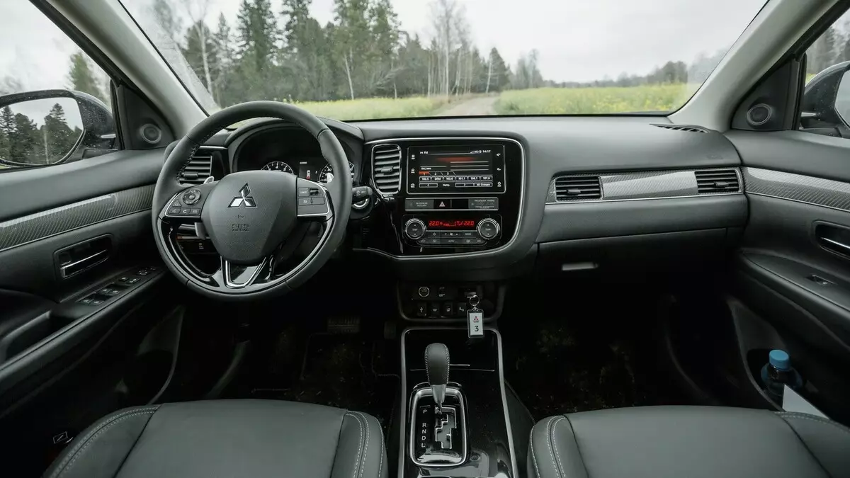 Бірақ олар сақтайды: Test Drive жаңартылған Mitsubishi Outlander 20684_8
