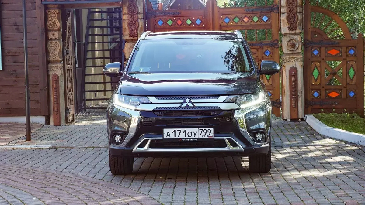 Mtihani wa mtihani Updated Mitsubishi Outlander. 20685_1