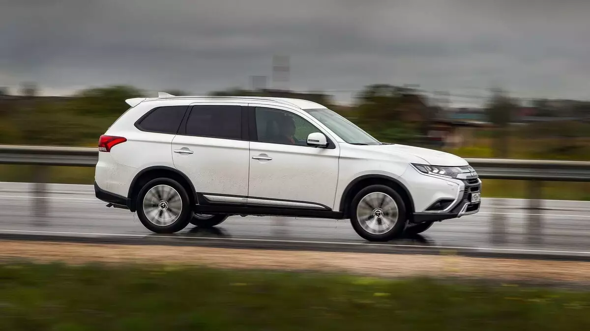 Test sürücüsü Mitsubishi Outlander yeniləndi 20685_31