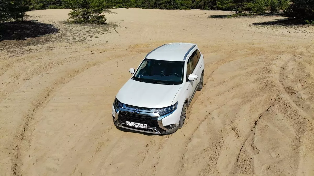 Test sürücüsü Mitsubishi Outlander yeniləndi 20685_34