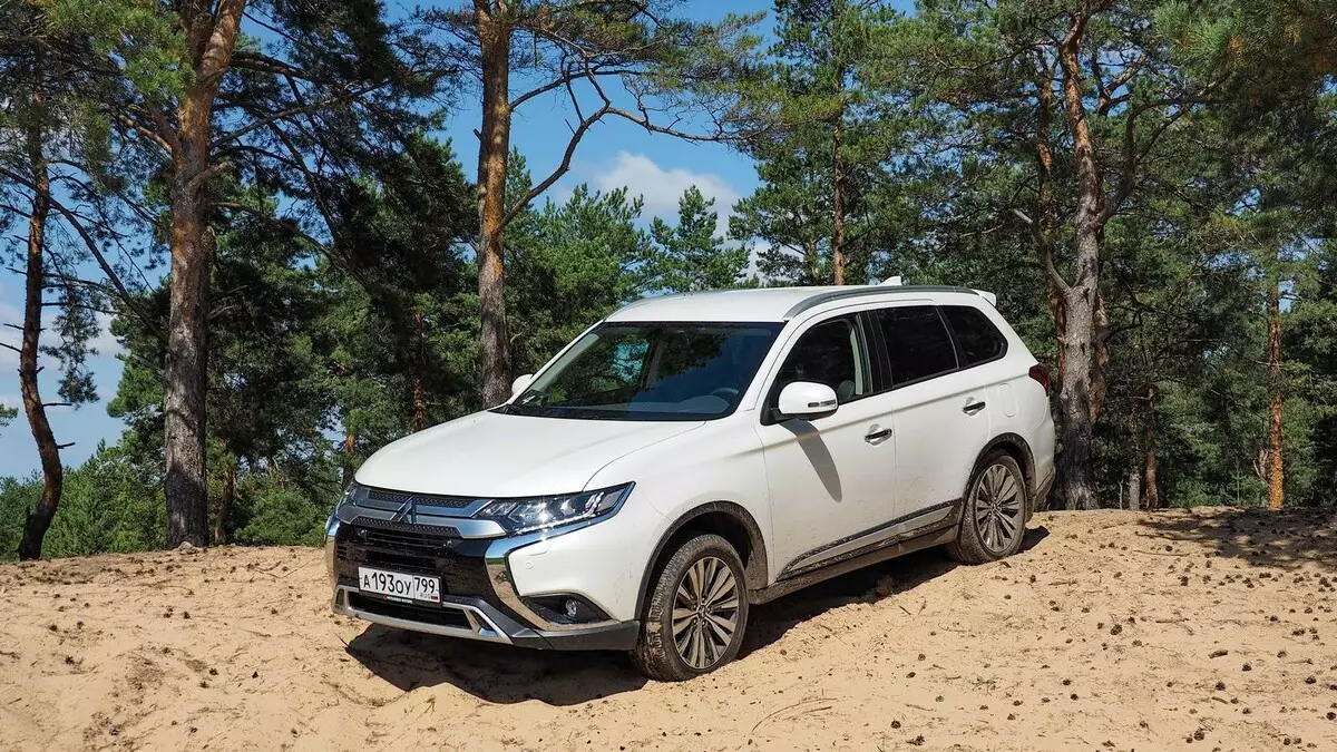 Mtihani wa mtihani Updated Mitsubishi Outlander. 20685_36