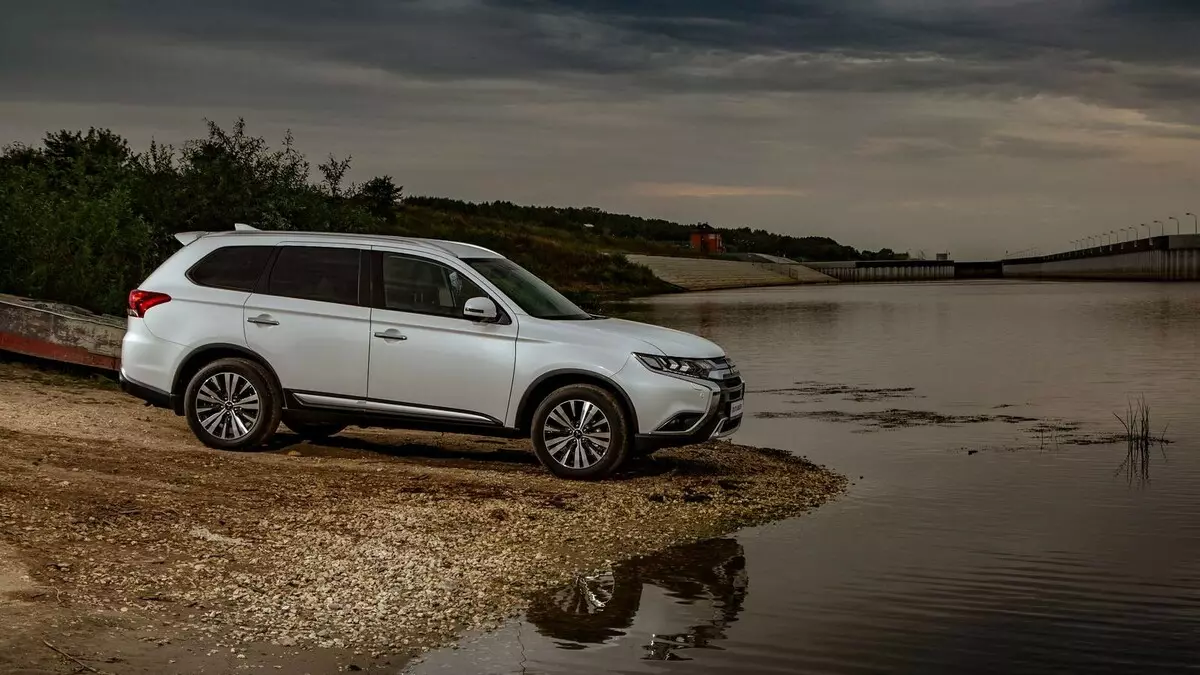 Test sürücüsü Mitsubishi Outlander yeniləndi 20685_40