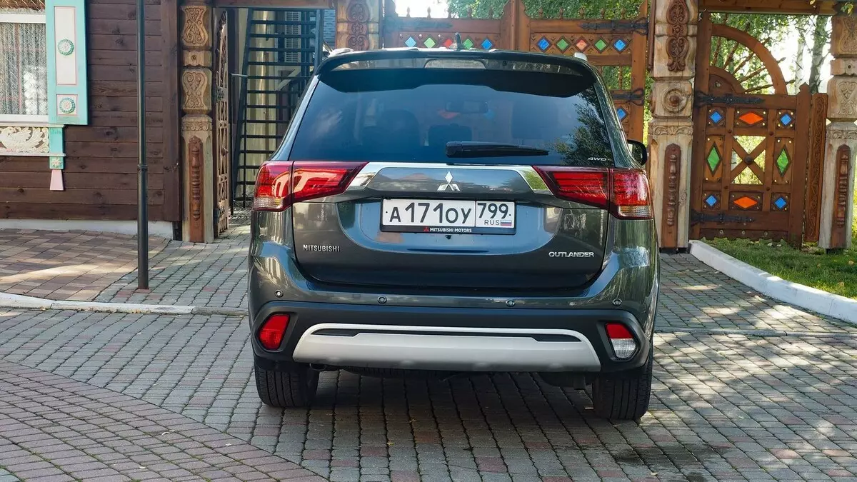 Mtihani wa mtihani Updated Mitsubishi Outlander. 20685_7