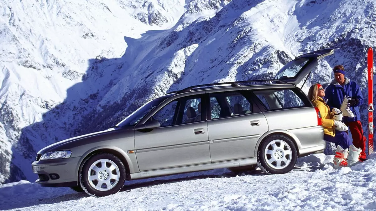 На фотографијата: Opel Vectra Caravan (B) '1999-2002