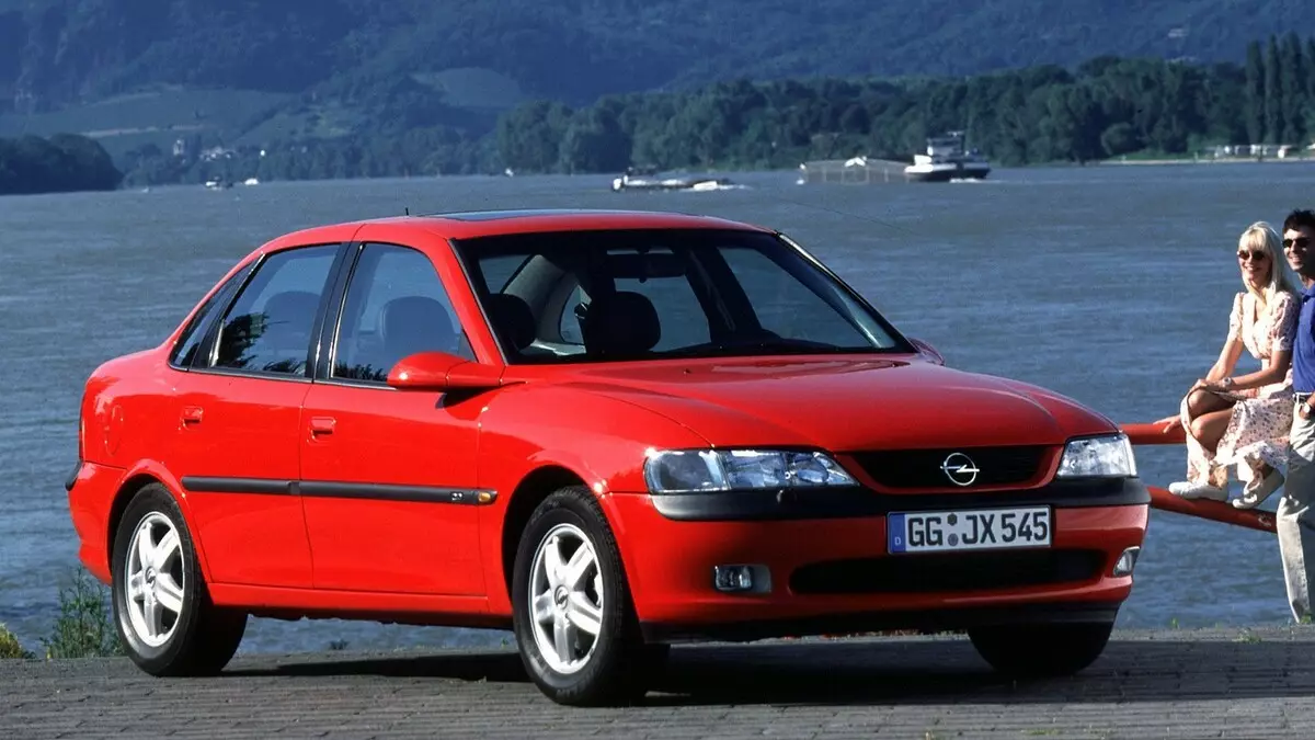 На фотографијата: Opel Vectra Sedan (B) '1995-99