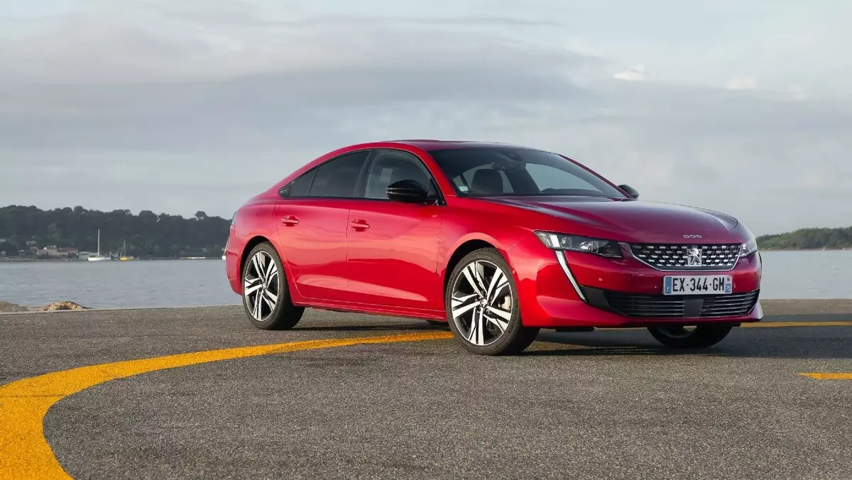 Peugeot 508 சிவப்பு மூன்று காலாண்டுகள்