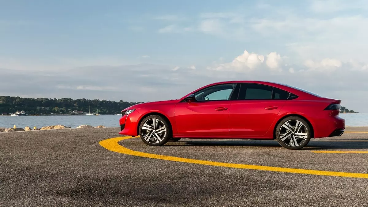 Peugeot 508 bahagian merah