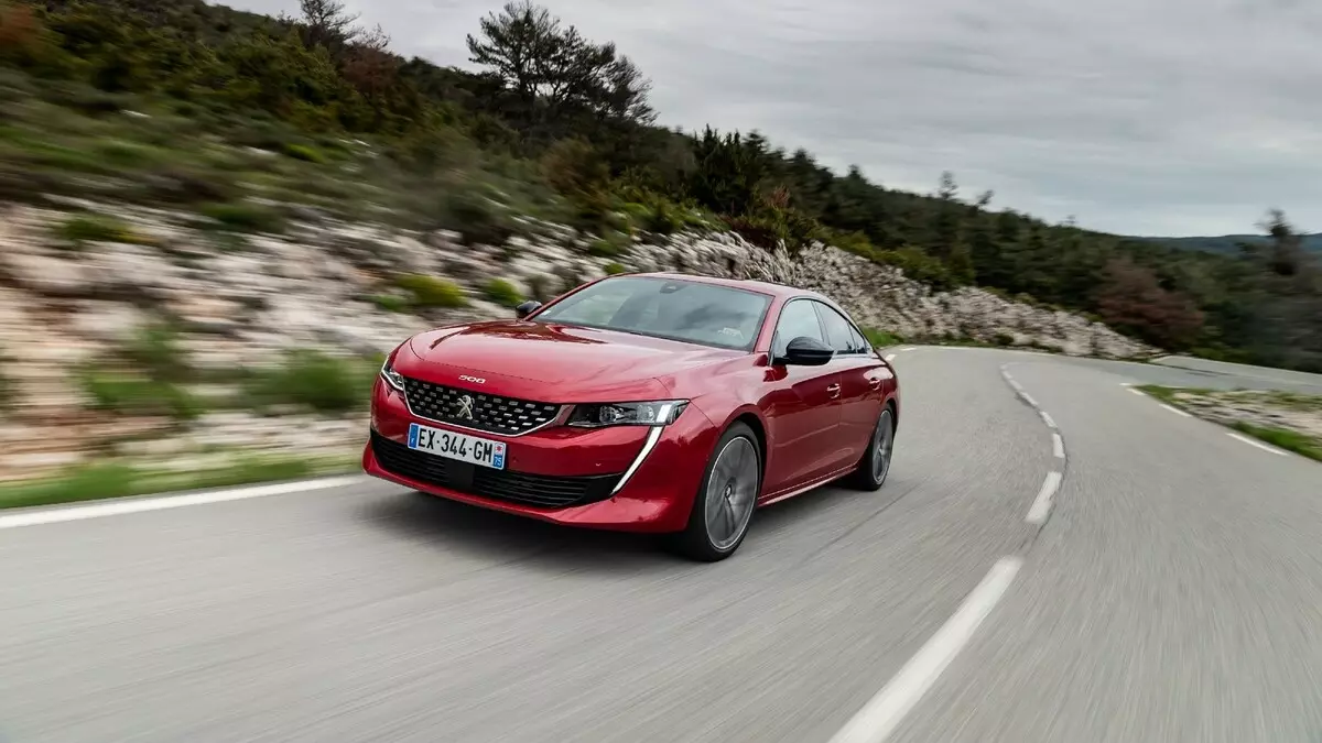 Peugeot 508 nyekundu kwenye barabara kuu