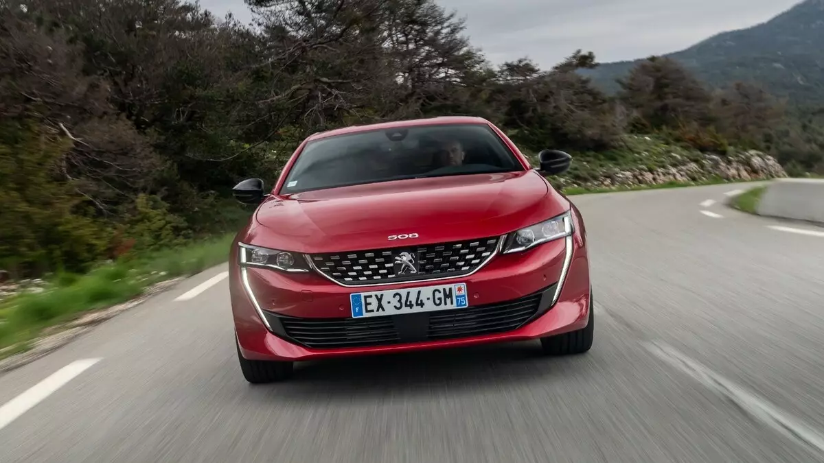 Peugeot 508 merah di trek di hadapan