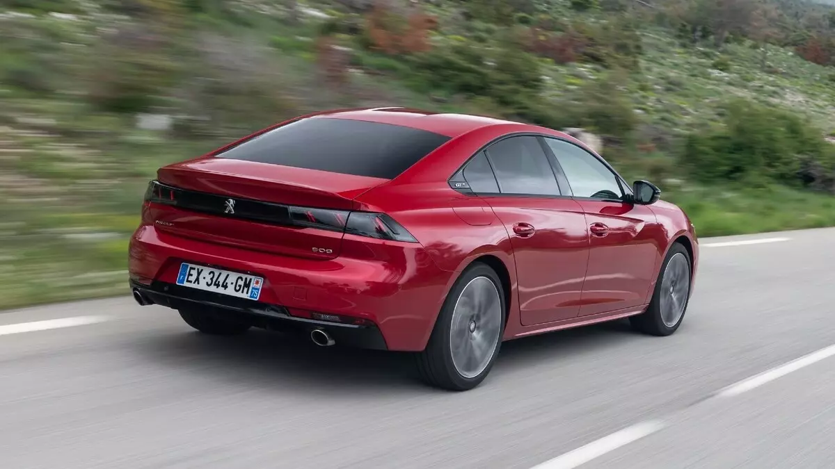 Peugeot 508 Merah di jalan dari belakang (3)