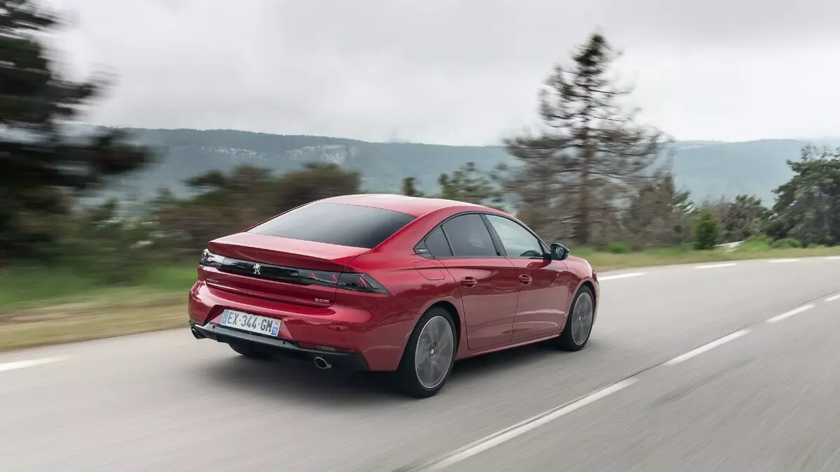 Peugeot 508 merah di trek dari belakang