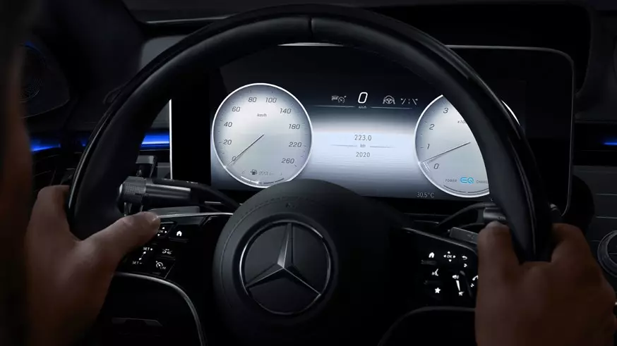 Ang sulud sa New Mercedes-Benz S-Class: uban ang mga pasahero sa pasahero sa mga screen ug projection display 20805_10