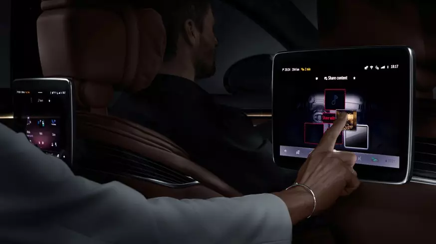 Ang sulud sa New Mercedes-Benz S-Class: uban ang mga pasahero sa pasahero sa mga screen ug projection display 20805_3