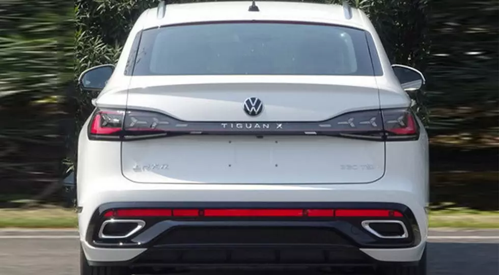 Merchant Volkswagen Tiguan dường như không ngụy trang. Như một nền tảng đã thực hiện một phiên bản kéo dài 20826_1